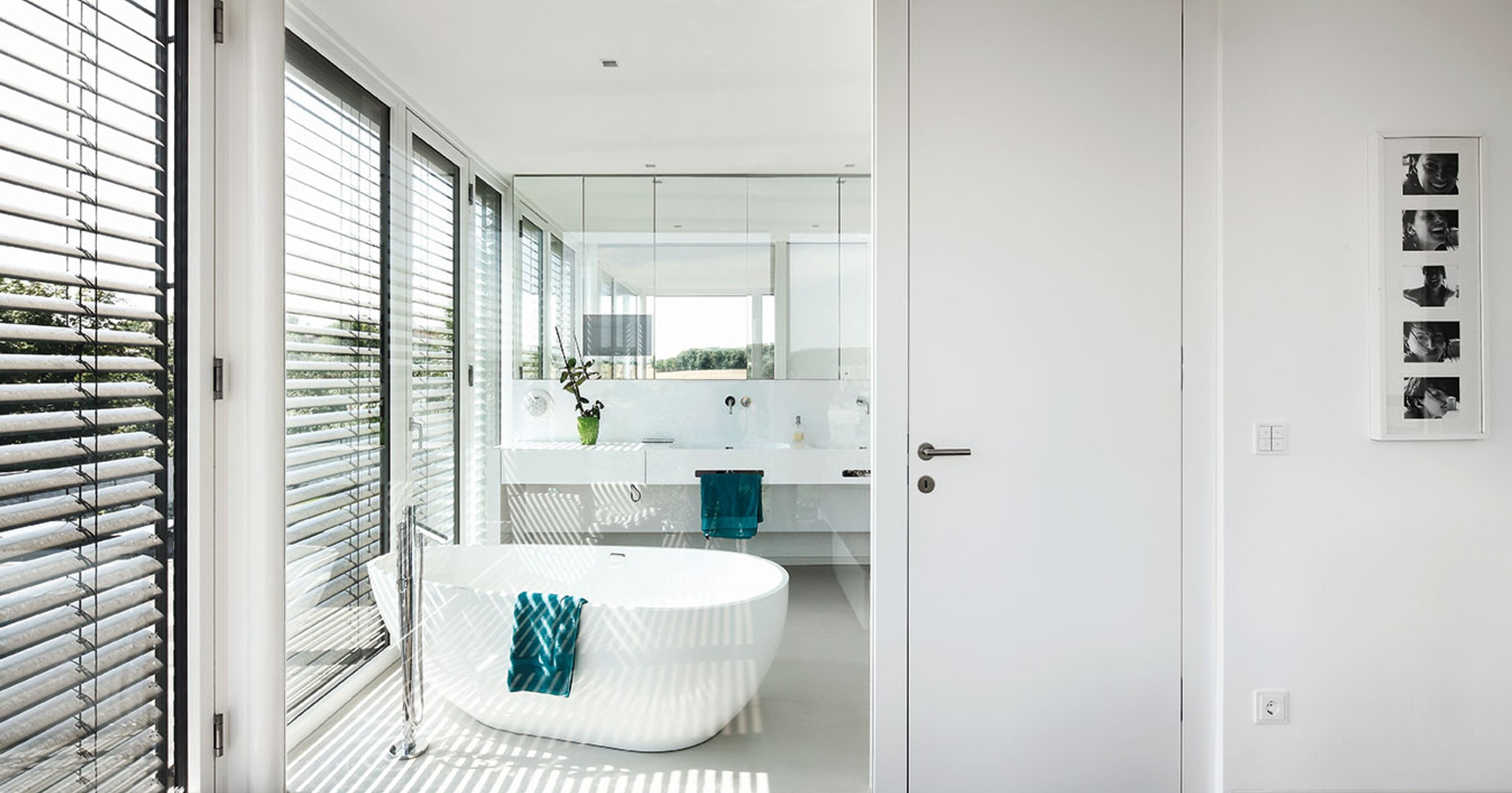 Glass walls: harmonious room separation for your home